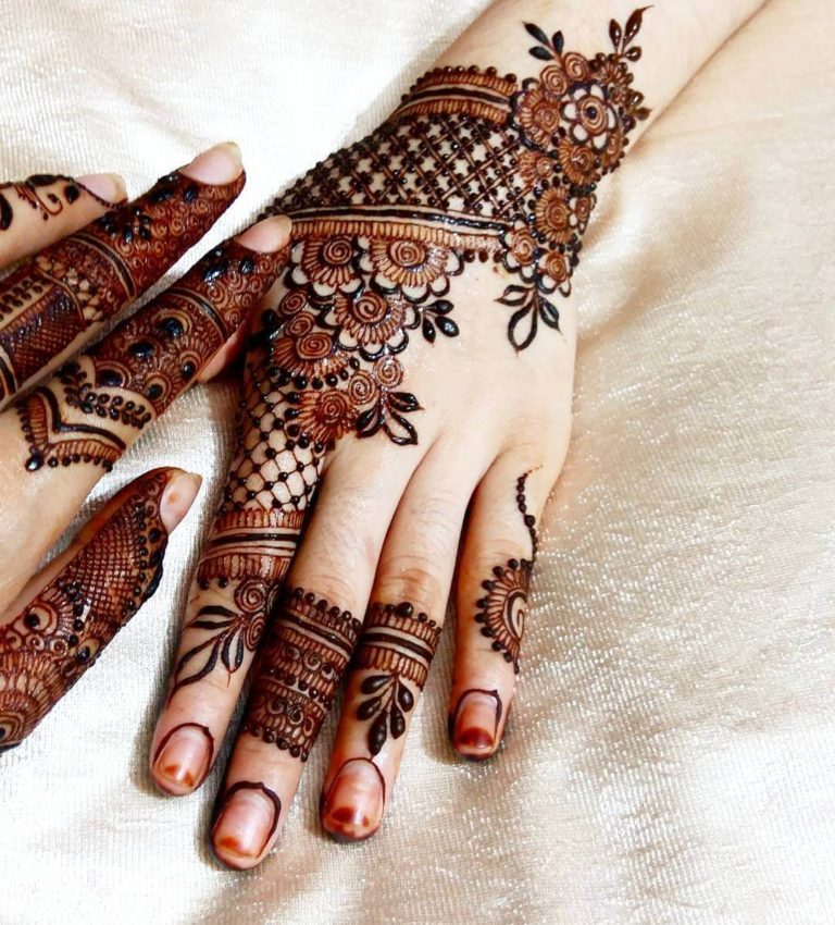 Latest Kerala Mylanchi Designs For Back Hand 2024 - K4 Fashion