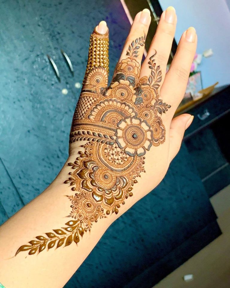 Latest Kerala Mylanchi Designs For Back Hand (6) - K4 Fashion