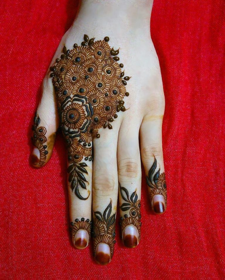 Latest Kerala Mylanchi Designs For Back Hand (9) - K4 Fashion