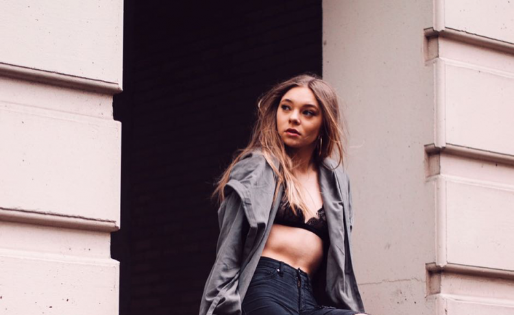 Taylor Hickson – Outfits, Style & Looks - K4 Fashion
