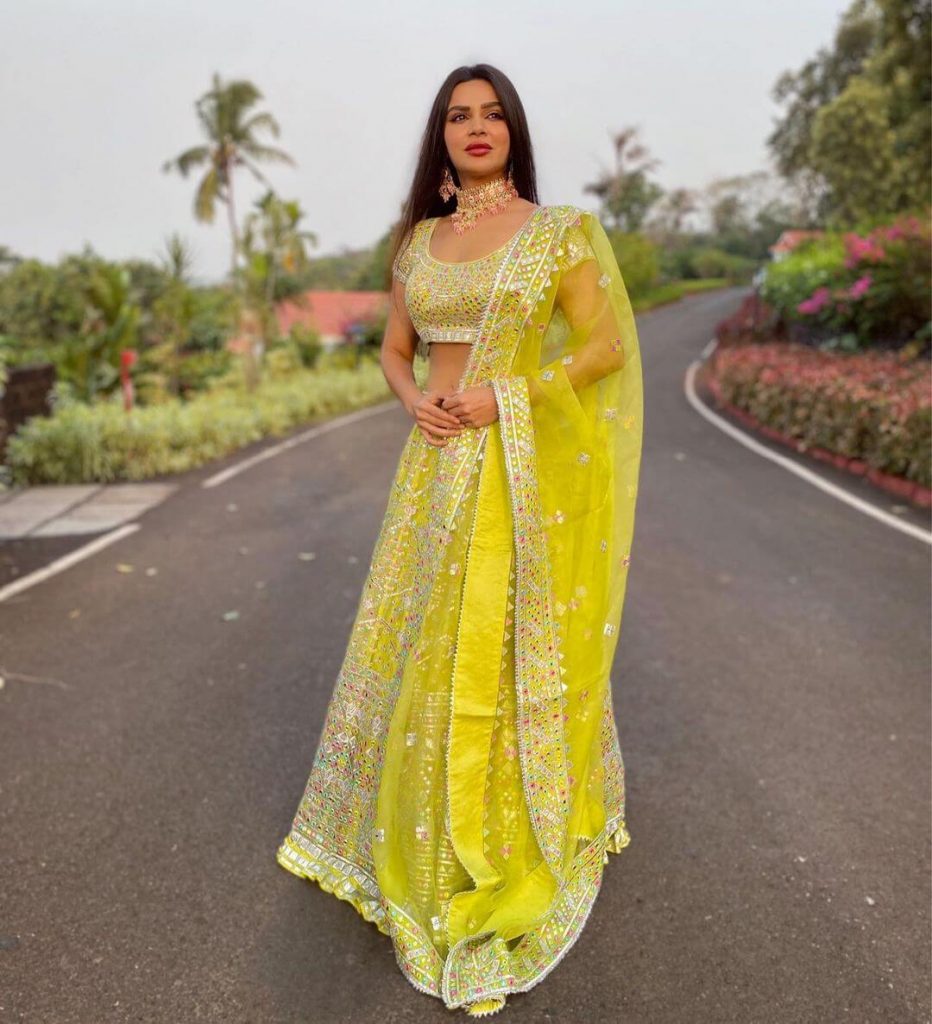 Aashka Goradia Sexy Outfits And Looks - K4 Fashion