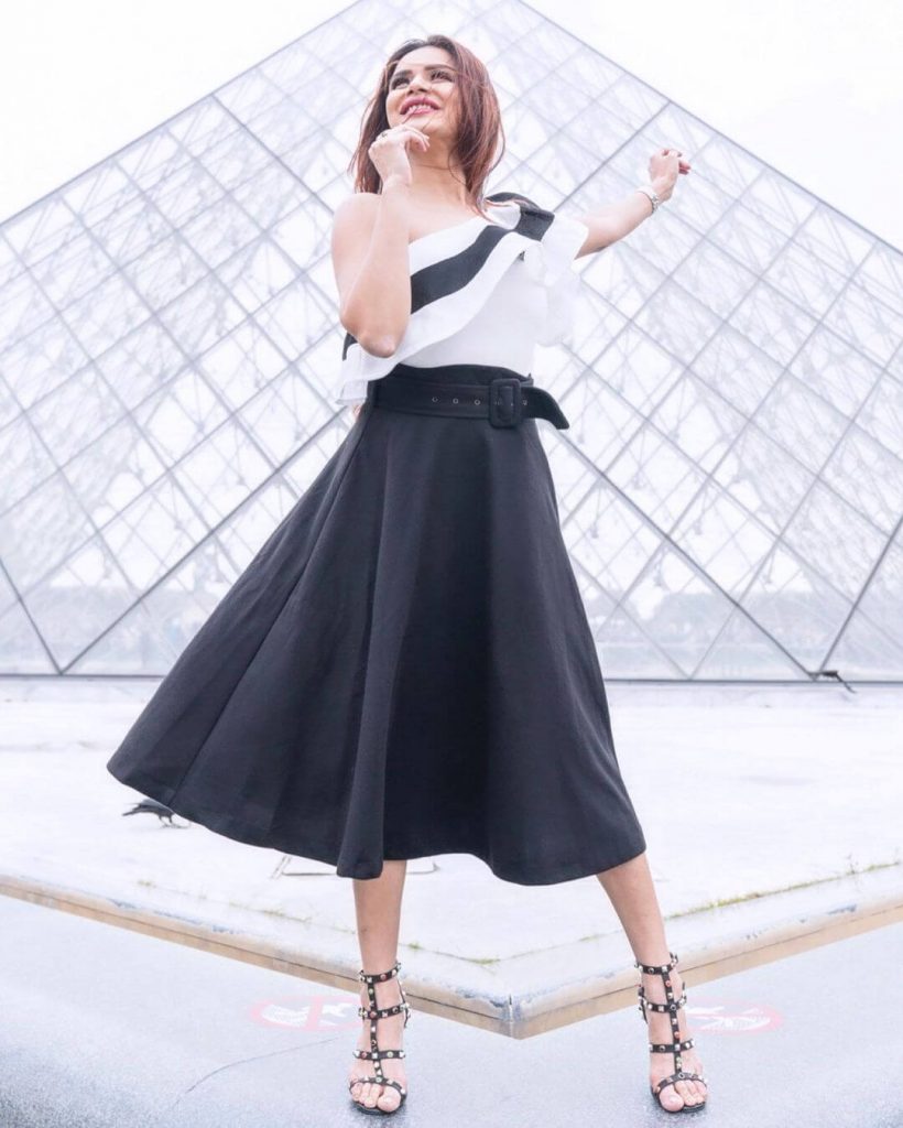 Aashka Goradia Sexy Outfits And Looks - K4 Fashion