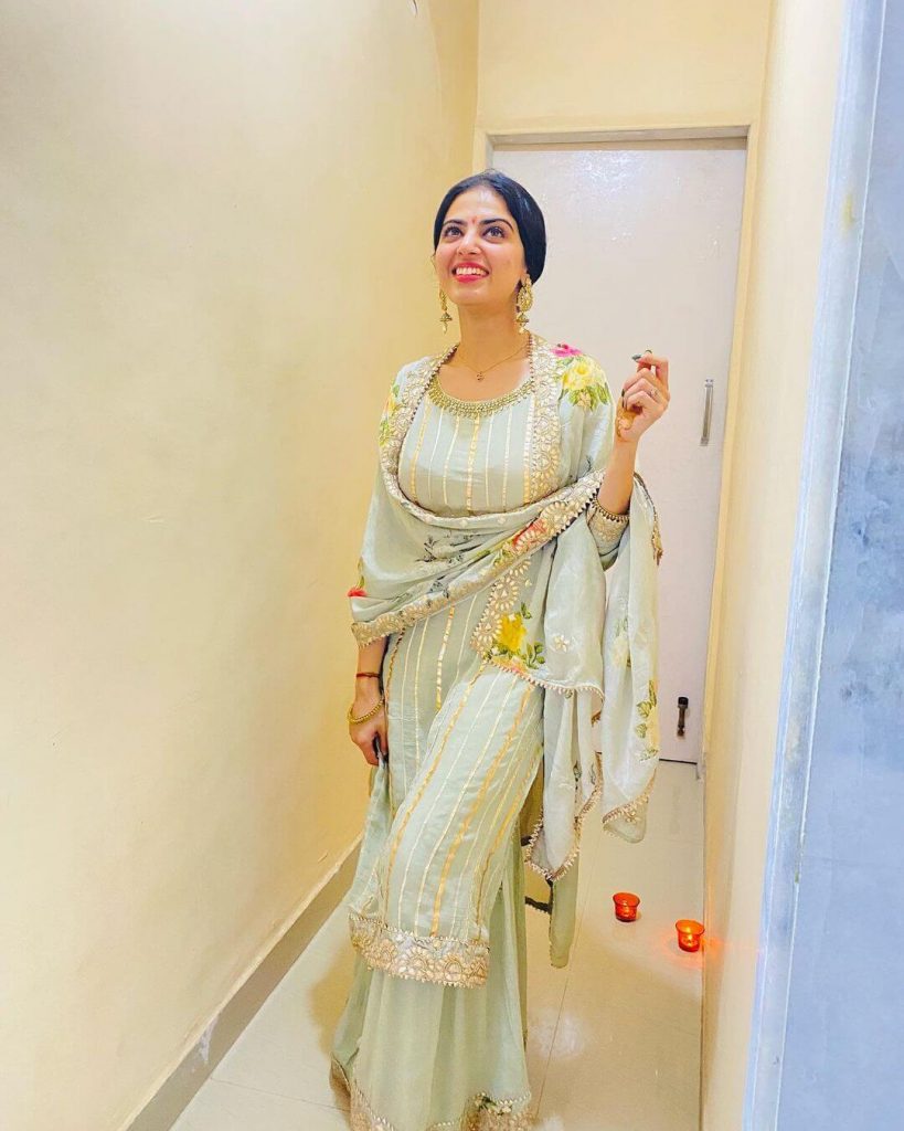Roshni Sahota Stylish And Tasteful Outfits And Looks - K4 Fashion