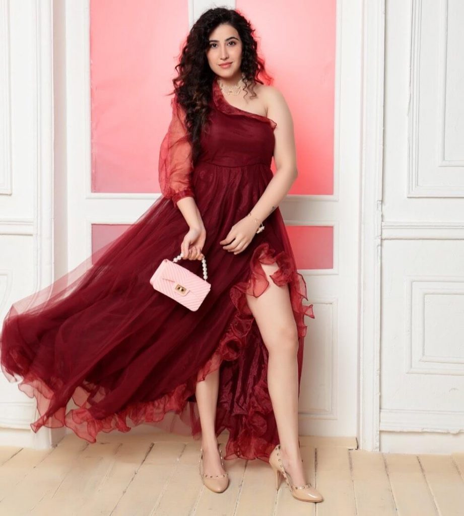 Sheena Bajaj Outfits, Style And Looks - K4 Fashion