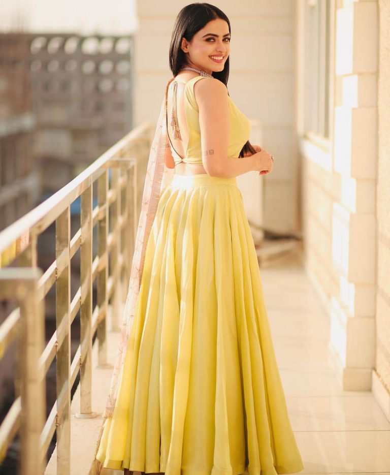 Simi Chahal Outfits And Looks Inspo - K4 Fashion