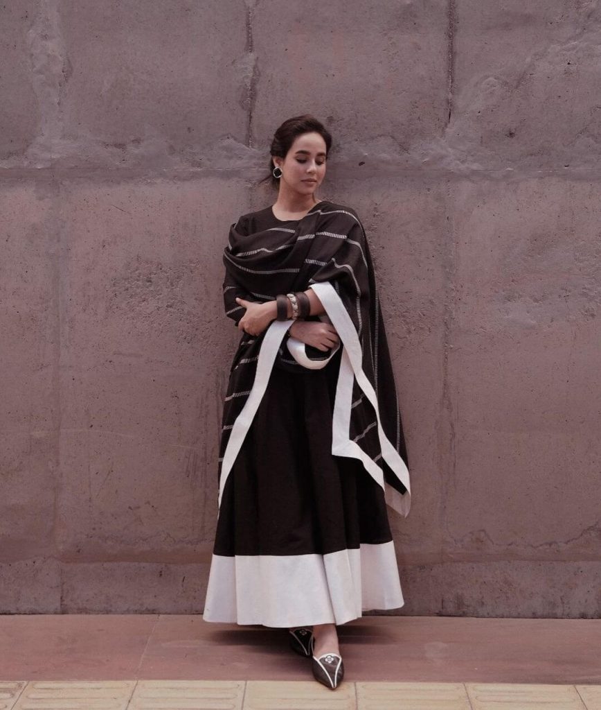 Sunanda Sharma Classy Look In Black And White Anarkali Suit Outfit - K4 ...