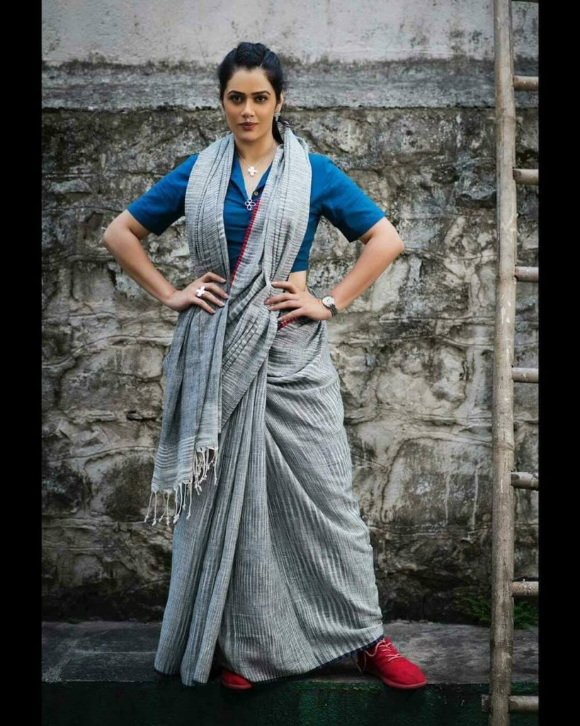 Girija-Oak-Slaying-The-Bossy-Look-In-Grey-Cotton-Saree-With-Blue-Collar ...