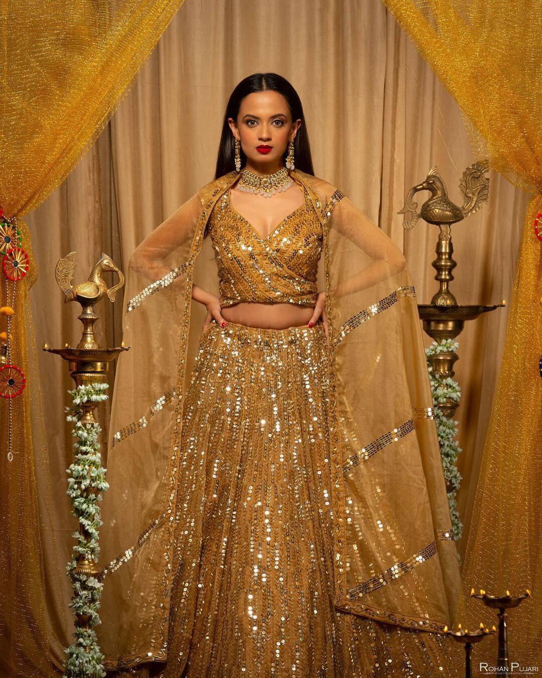 Ketaki Mategaonkar Pretty Outfits, Looks And Style - K4 Fashion