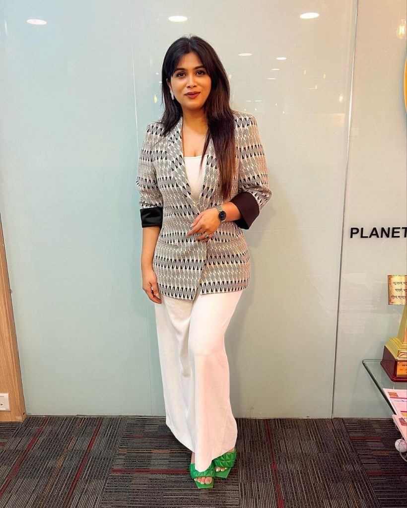Ruchita Jhadav Elegant Outfits And Looks - K4 Fashion