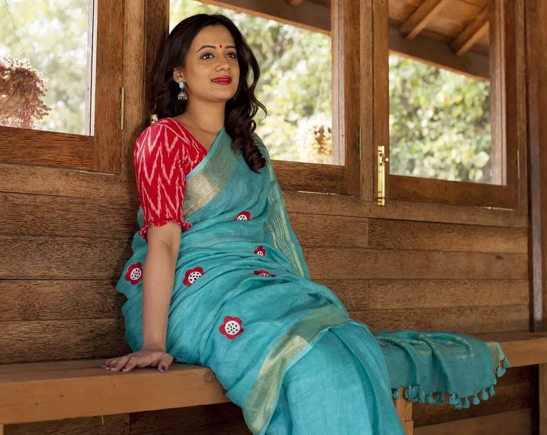 Spruha-Joshi-Look-Beautiful-In-Sky-Blue-Saree-With-Red-Blouse - K4 Fashion