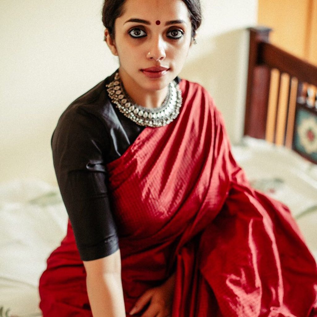 ann-augustine-in-maroon-check-saree-paired-with-black-blouse - K4 Fashion