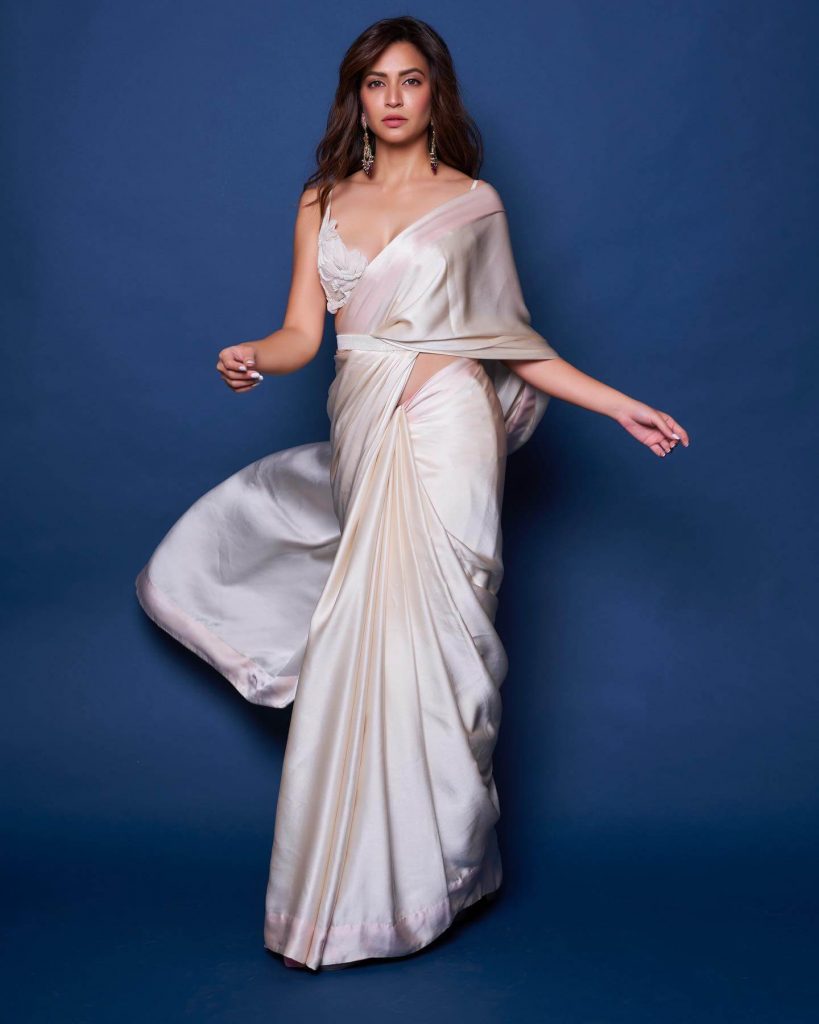 Kriti Kharbanda Exquisite Outfits And Looks - K4 Fashion
