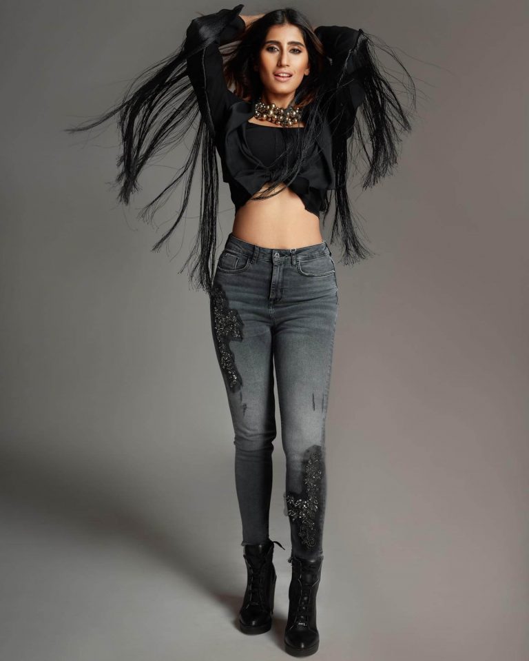 Akasa Singh Spectacular Outfits And Looks - K4 Fashion