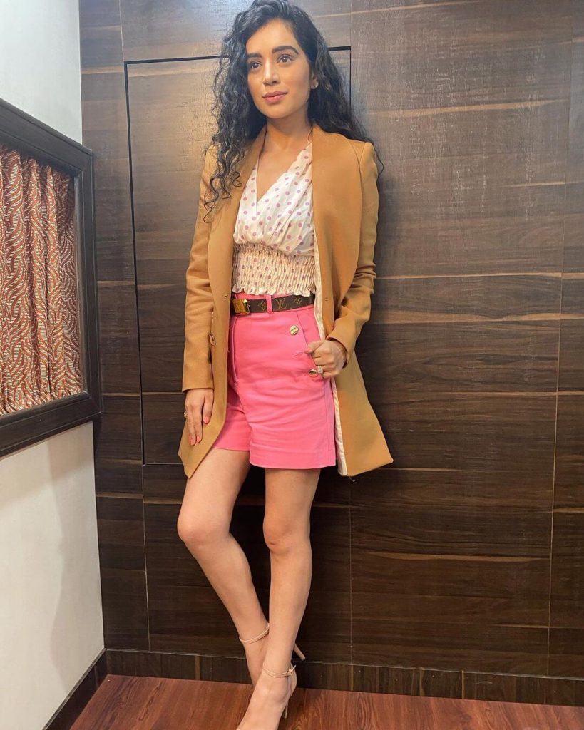 Sukirti Kandpal Fabulous Ethical And Western : Outifts And Looks - K4 ...