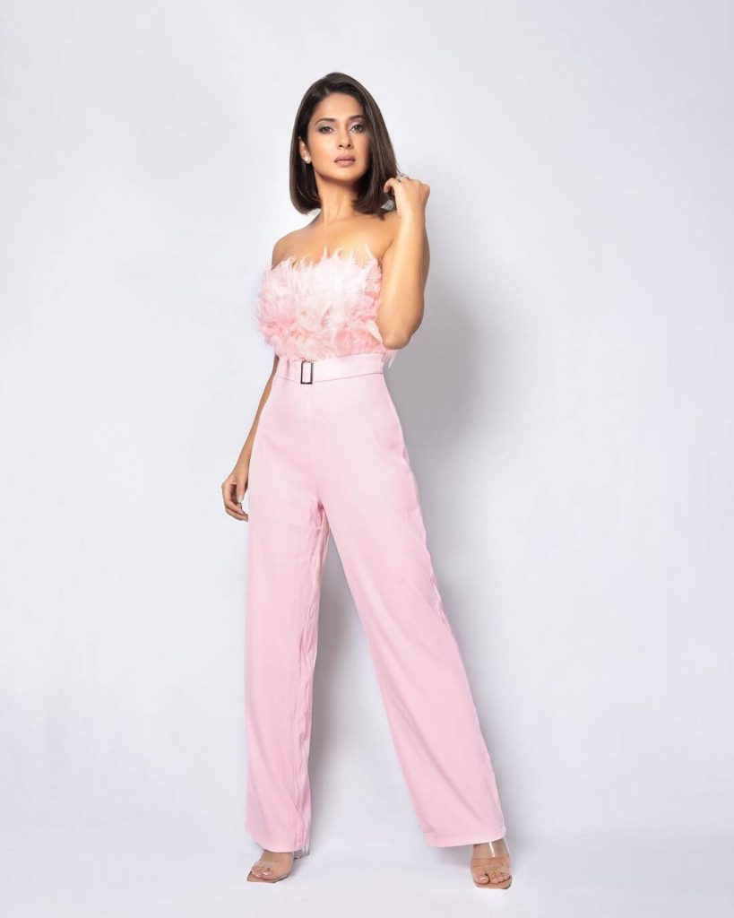 Jennifer Winget Head Turning Looks And Outfits - K4 Fashion