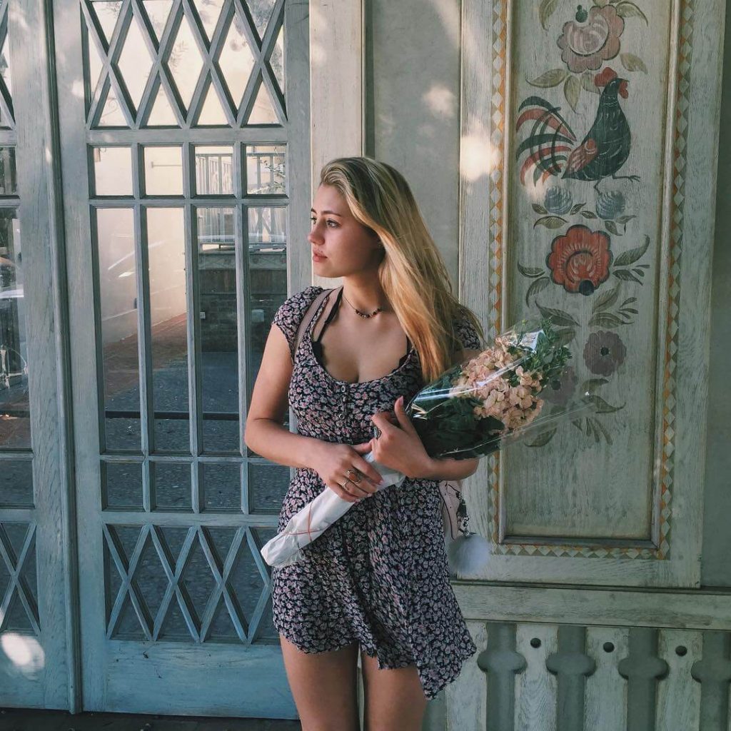 Lia Marie Johnson - Outfits, Accessories, Hairstyles & Looks - K4 Fashion