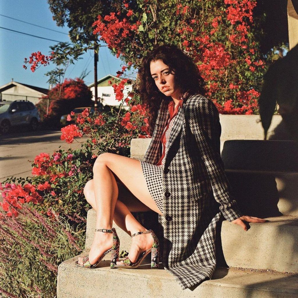 Mary Neely - Outfits, Style and Looks - K4 Fashion