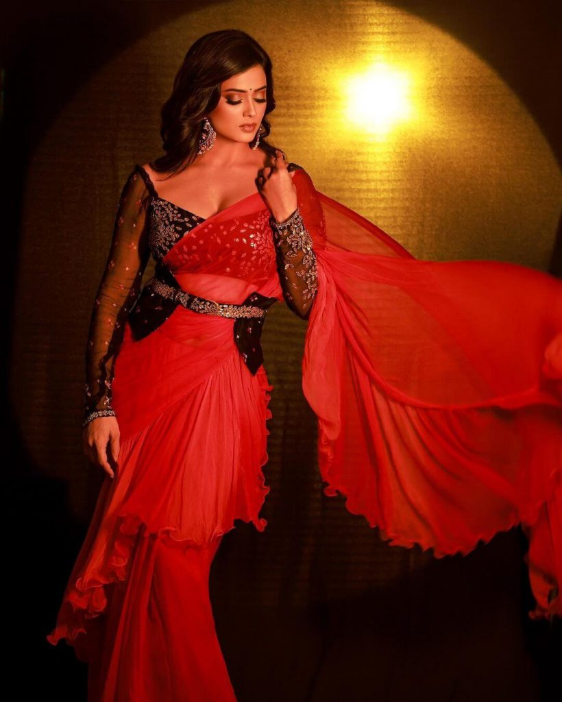 Shweta Tiwari Charismatic Looks And Outfits - K4 Fashion