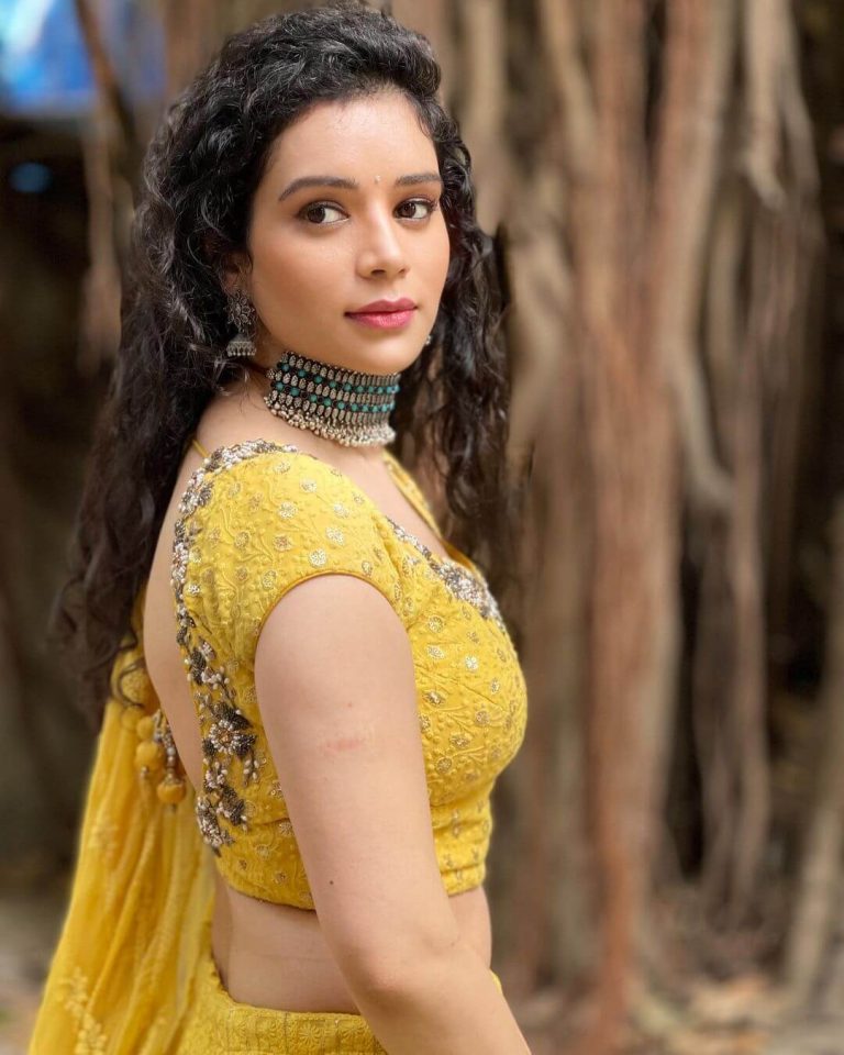 Sukirti Kandpal Fabulous Ethical And Western : Outifts And Looks - K4 ...