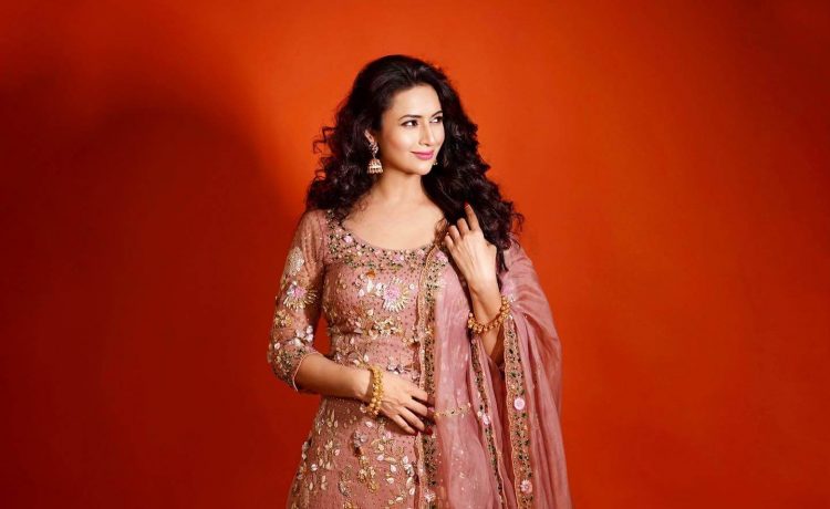 Divyanka Tripathi Desi-Modern Wardrobe Outfits And Looks - K4 Fashion
