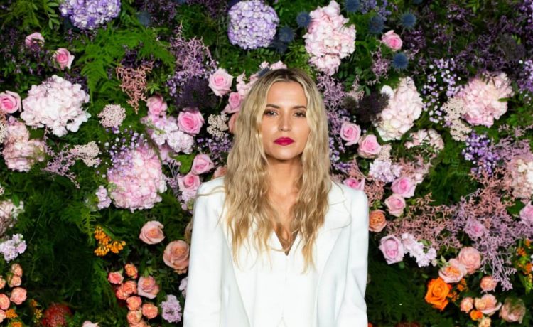 Ana Fernandez - Outfits, Style, and Looks - K4 Fashion