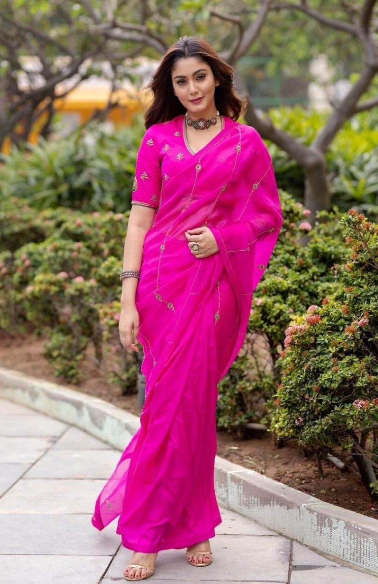 Sana Makbul Trend Setting Traditional, Western Looks And Outfits - K4 ...