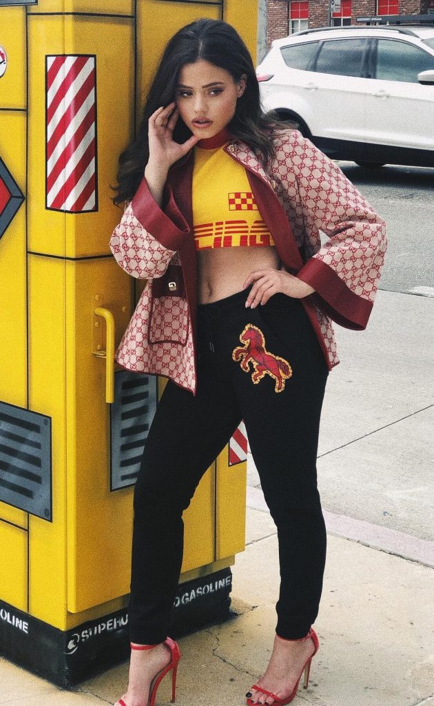 Sarah Jeffery - Outfits, Accessories, Hairstyles and Looks - K4 Fashion