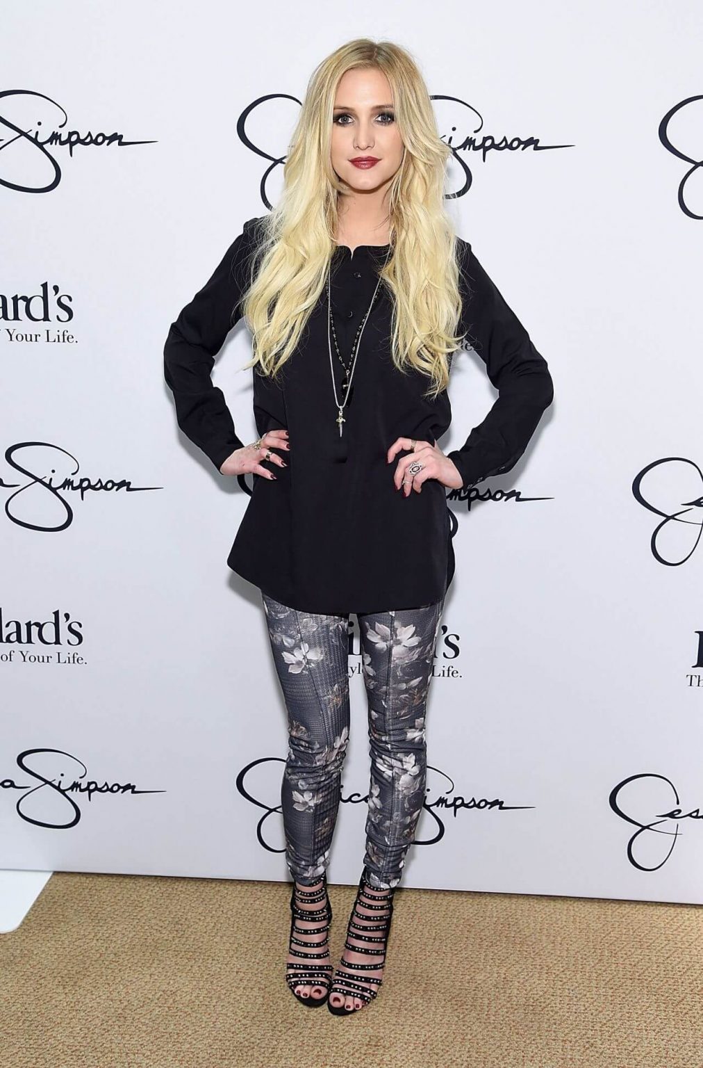 Ashlee Simpson - Outfits, Style, And Looks - K4 Fashion