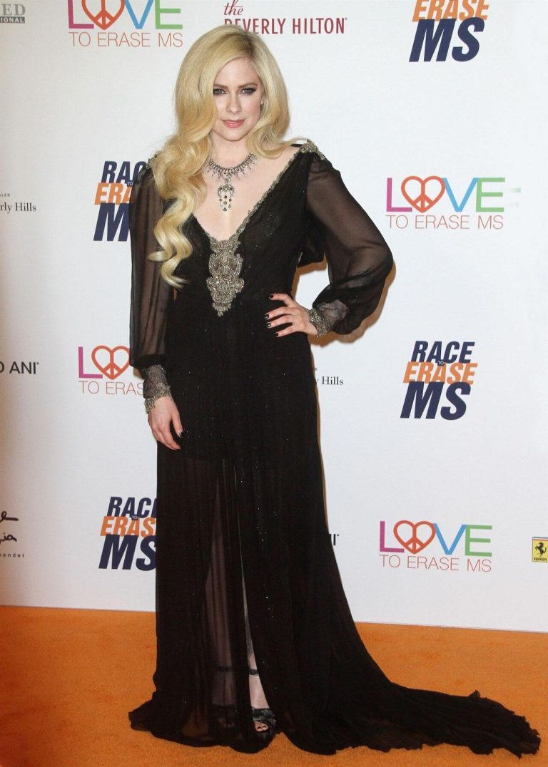 Avril Lavigne - Outfits, Style, And Looks - K4 Fashion