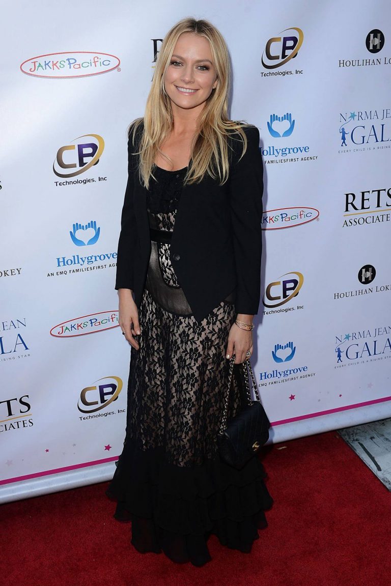 Becki Newton - Outfits, Style, And Looks - K4 Fashion