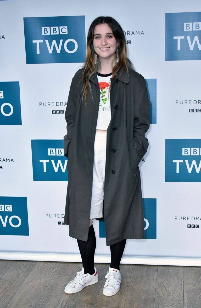 Alice Englert - Outfits, Style, and Looks - K4 Fashion