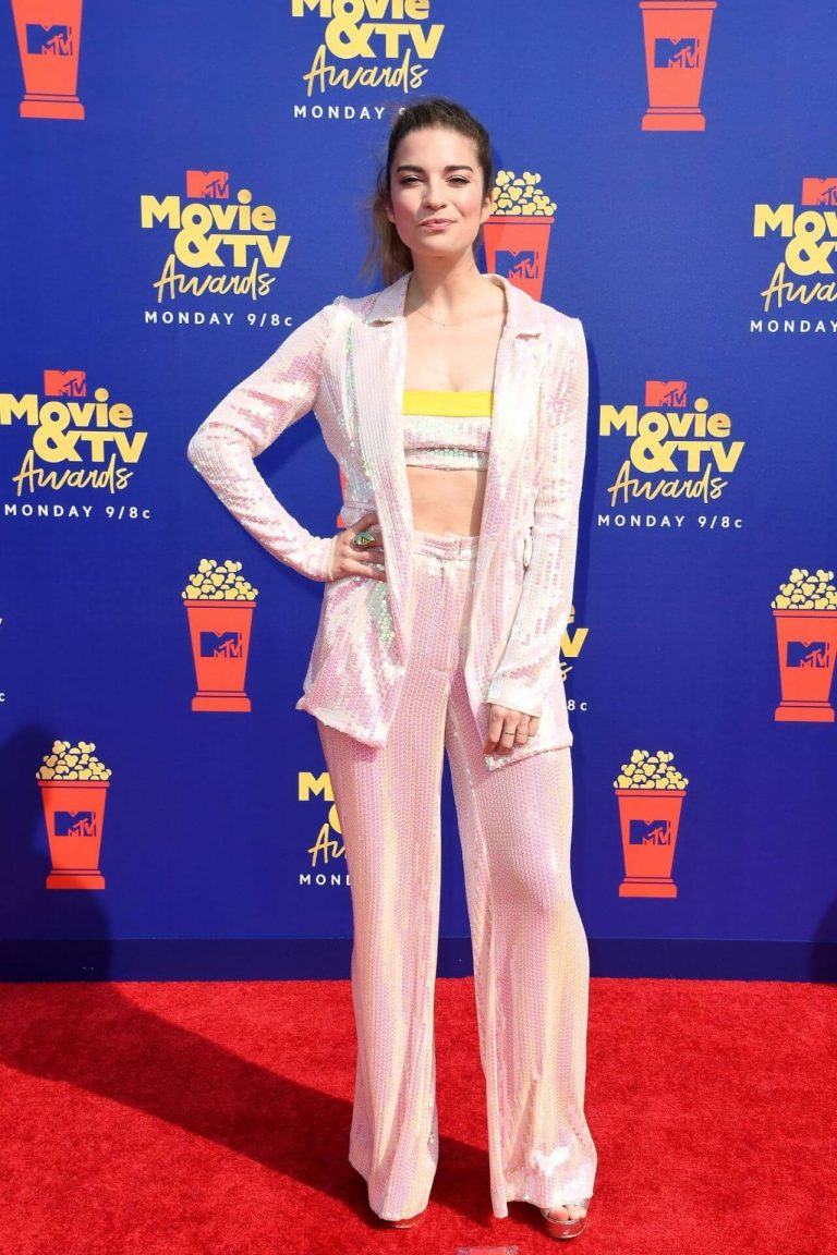 Annie Murphy - Outfits, Style, And Looks - K4 Fashion
