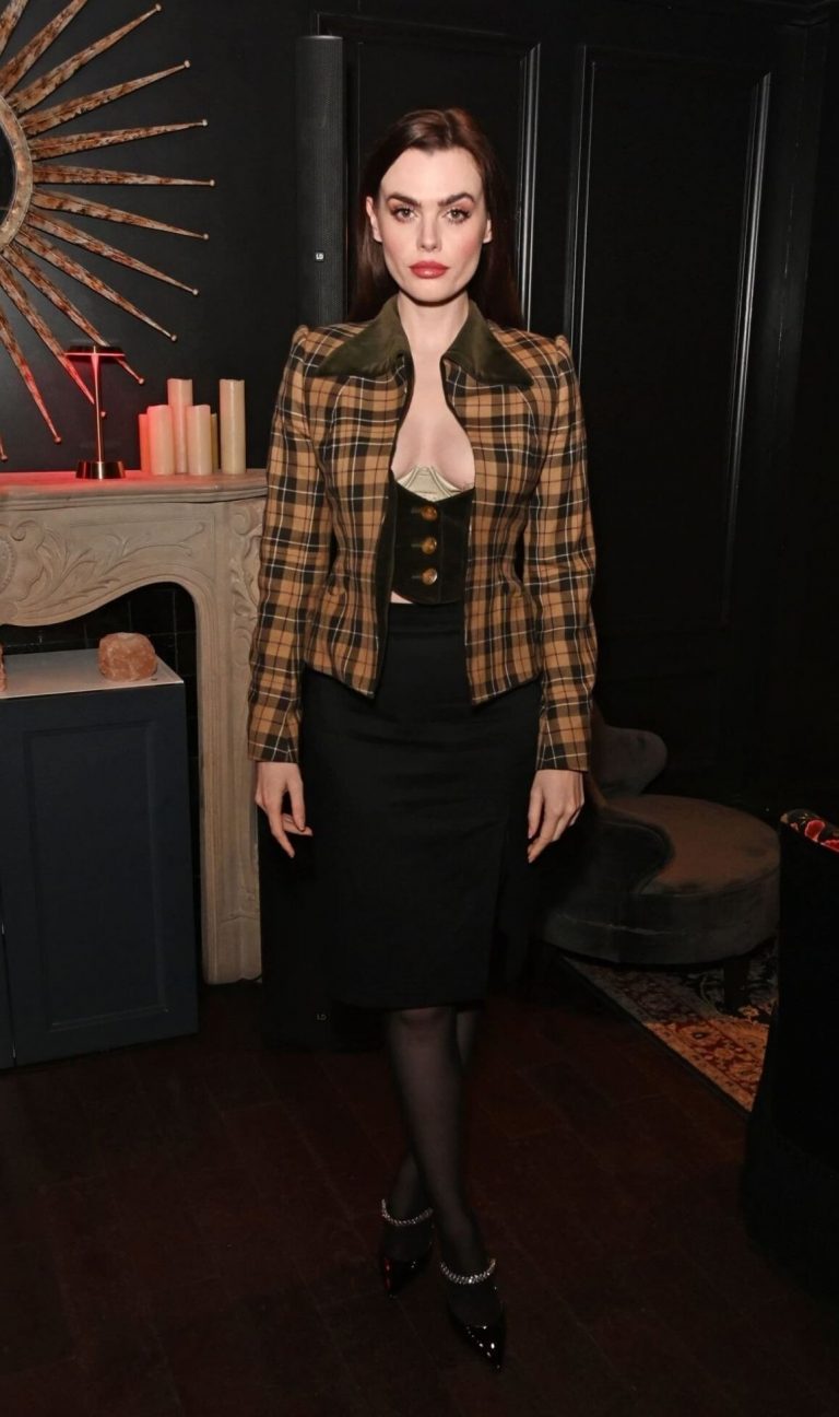 Charli Howard - Outfits , Style and Looks - K4 Fashion