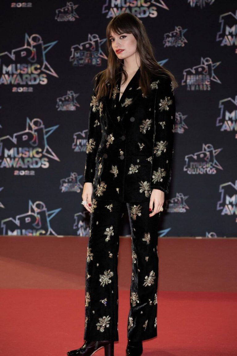 Clara Luciani Mastering Casual and Cool Fashion - K4 Fashion