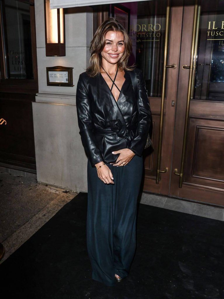 Chloe Lewis's Radiant Red Carpet Style - K4 Fashion