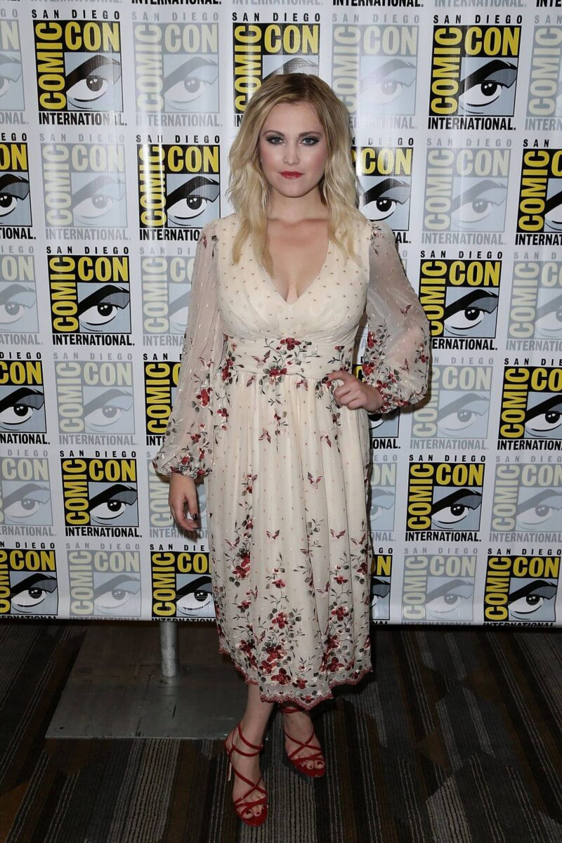 A Styling Sophisticated Outfits of Eliza Taylor's Closet - K4 Fashion