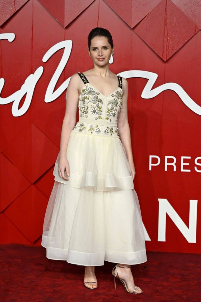 Felicity Jones Blending Of Iconic Fashion Trends Outfits - K4 Fashion