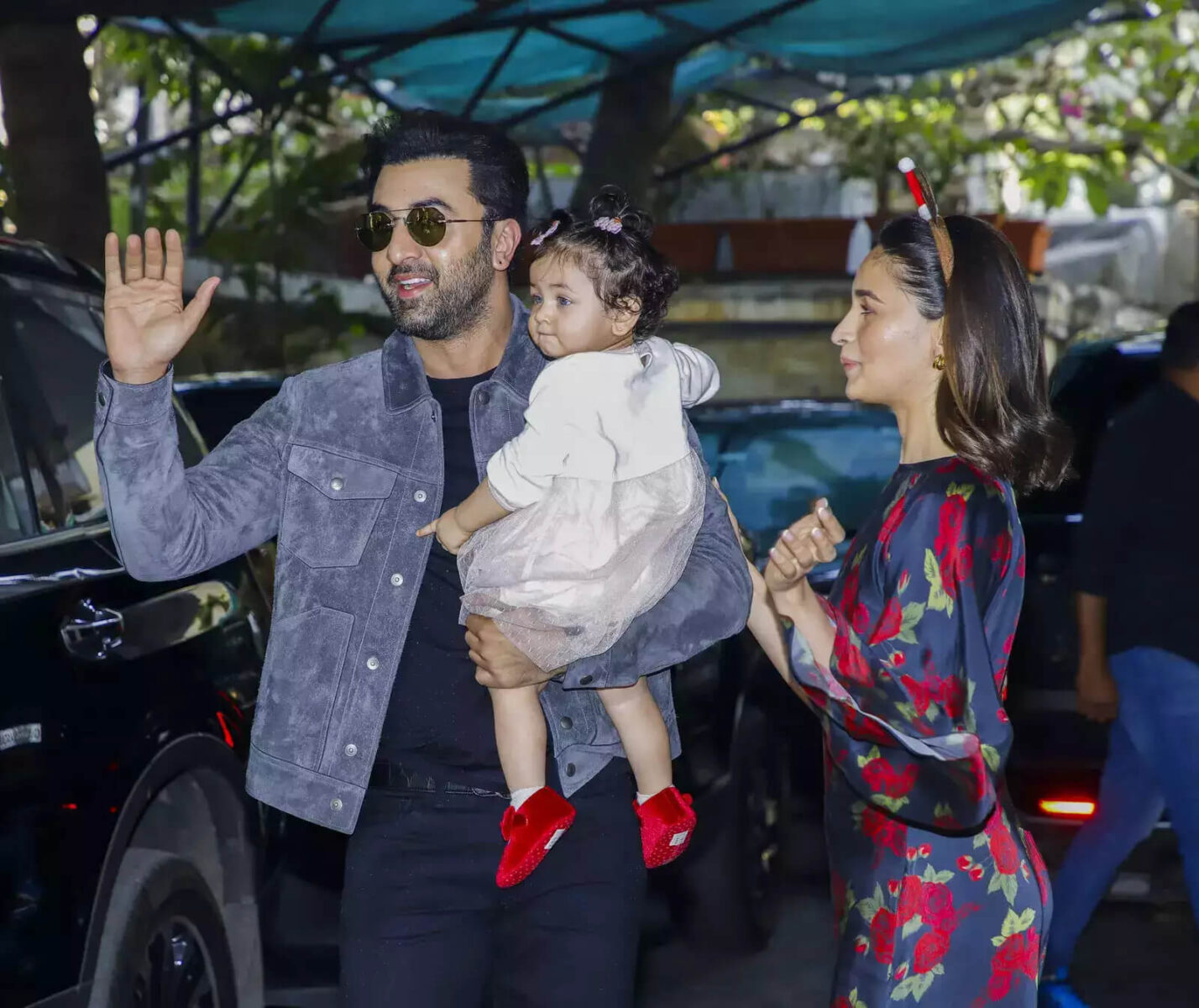 Ranbir Kapoor-Alia Bhatt's Daughter Raha's First Photo Out - K4 Fashion