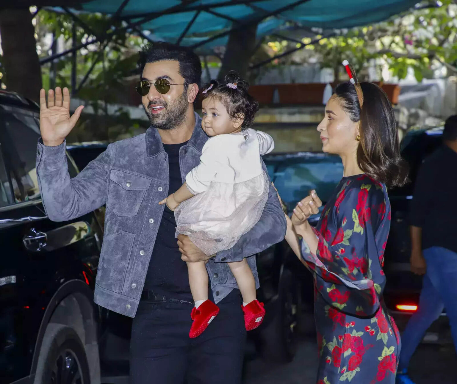 Ranbir Kapoor-Alia Bhatt's Daughter Raha's First Photo Out - K4 Fashion
