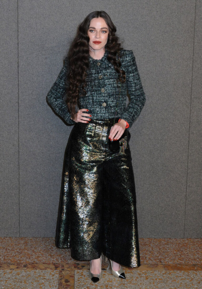 Hailey Gates's Sophisticated Glamorous Outfits - K4 Fashion